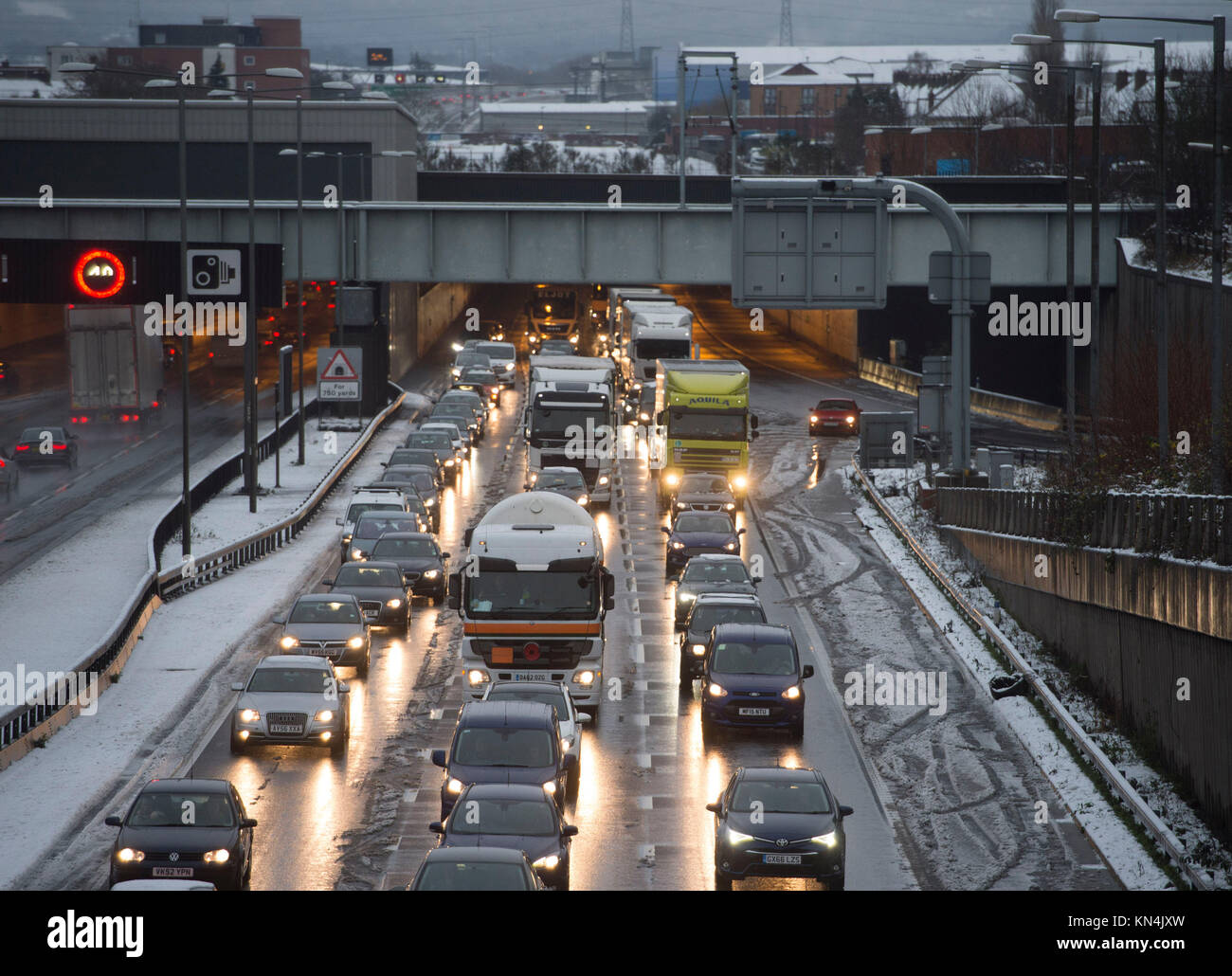 Heavy traffic on the M25 motorway near junction 25, as heavy snowfall ...