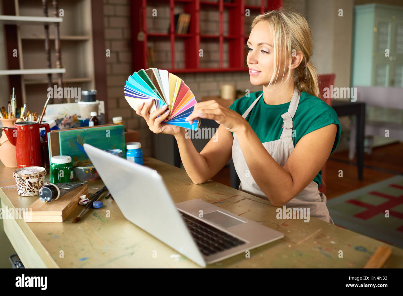 Female with creative ideas hi-res stock photography and images - Alamy