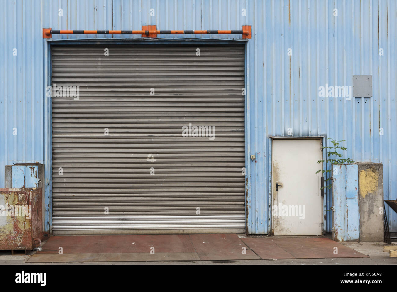 Blue shed door hi-res stock photography and images - Alamy