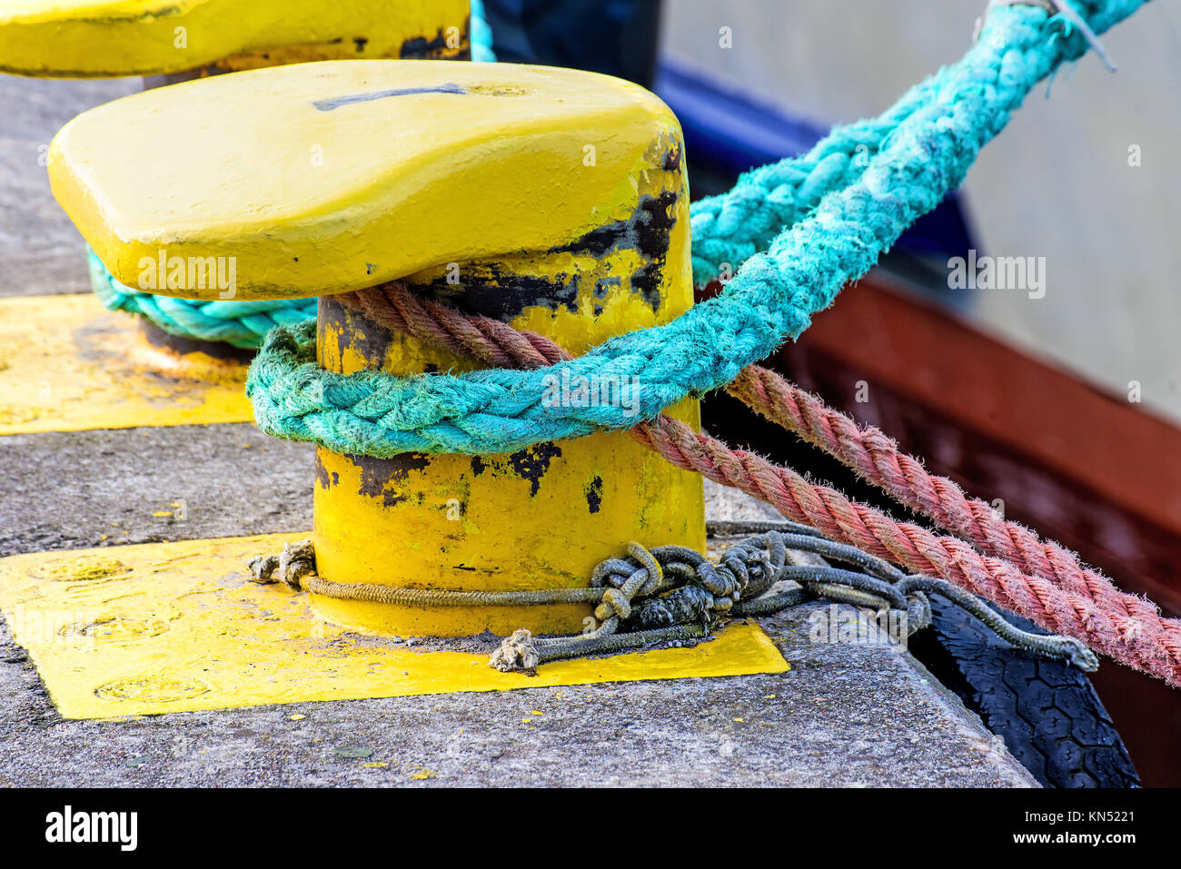 Yellow rope knot hi-res stock photography and images - Alamy