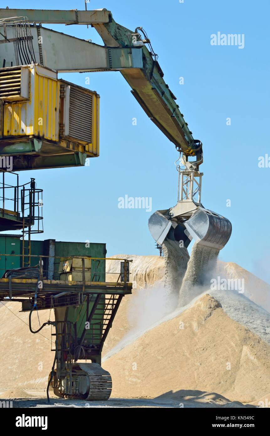 Wheeled earthmover bucket hi-res stock photography and images - Alamy