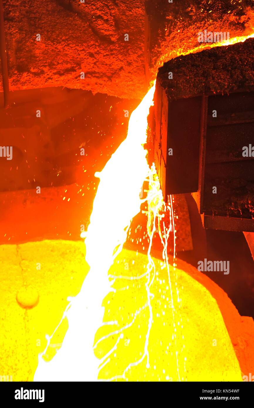 Molten gold poured mould hi-res stock photography and images - Alamy