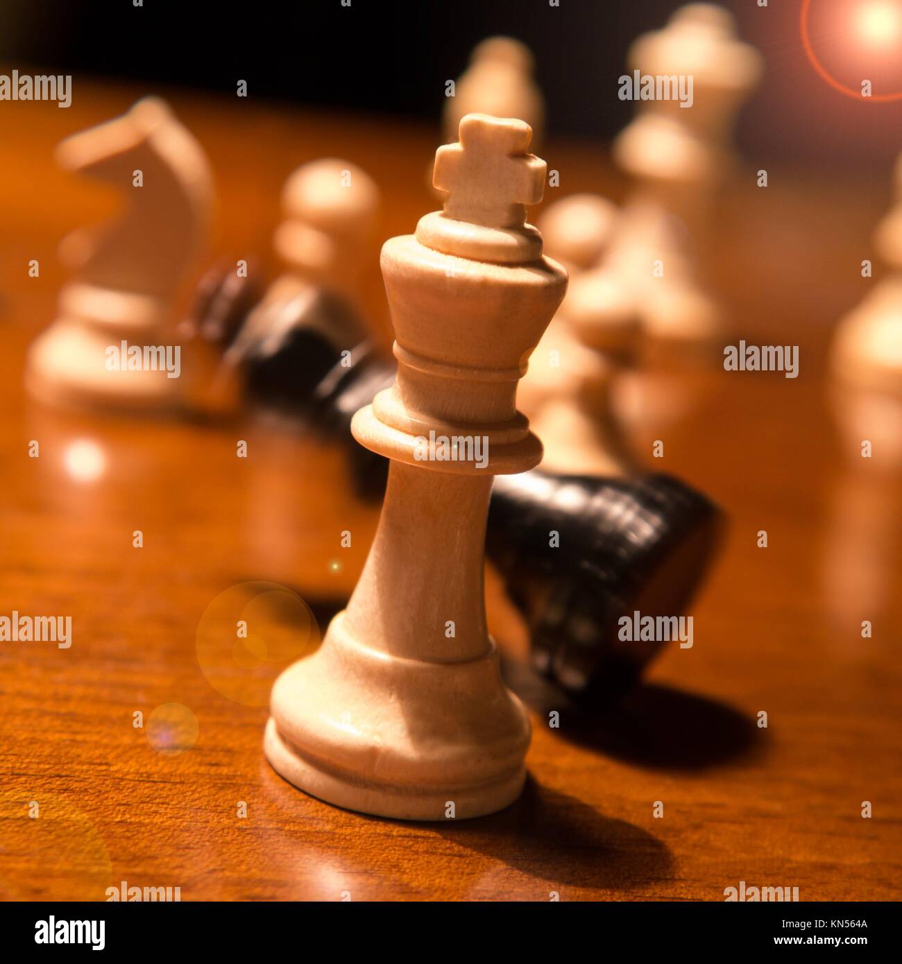 King on chess board hi-res stock photography and images - Alamy