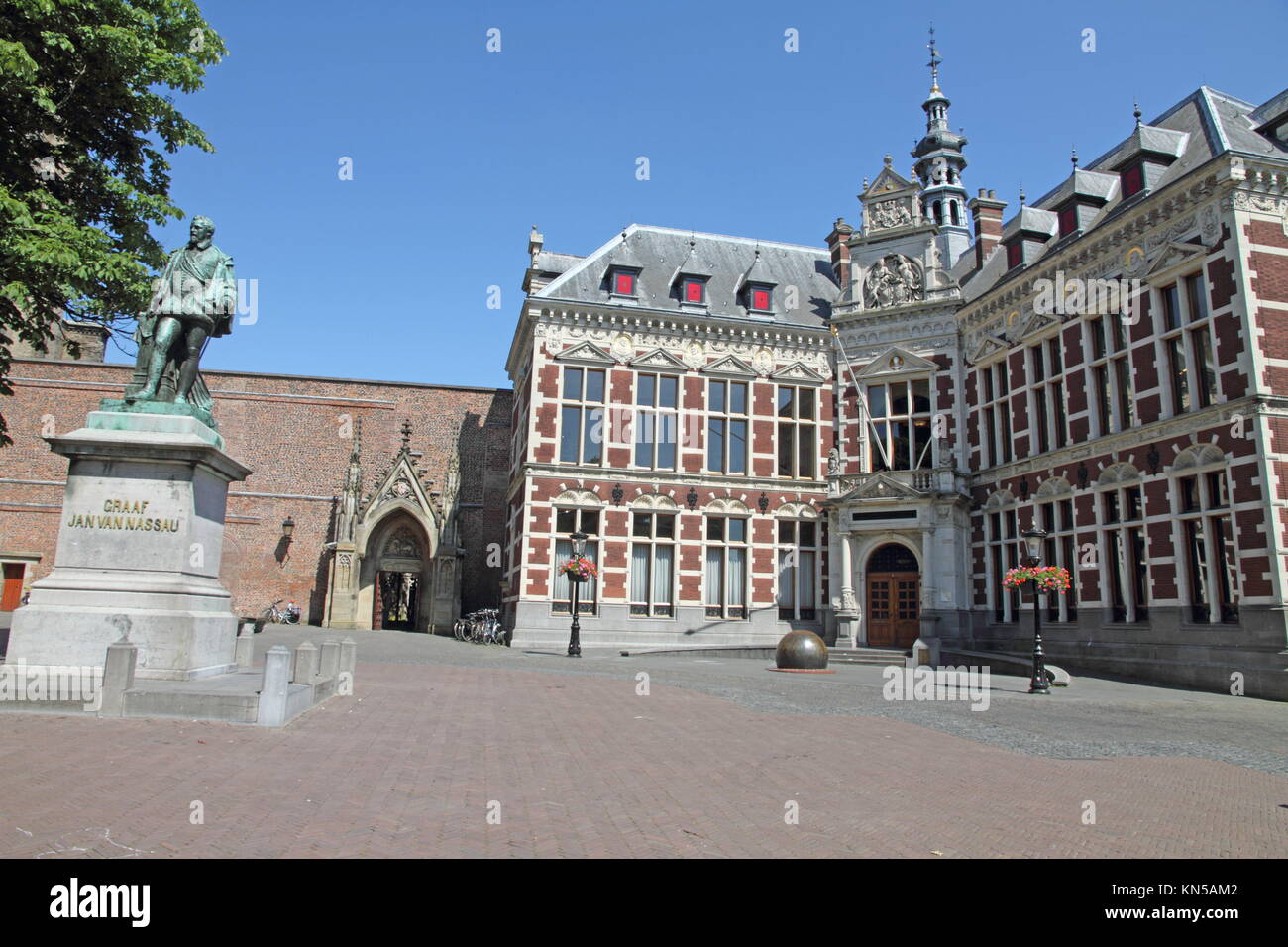 Dom square utrecht hi-res stock photography and images - Alamy