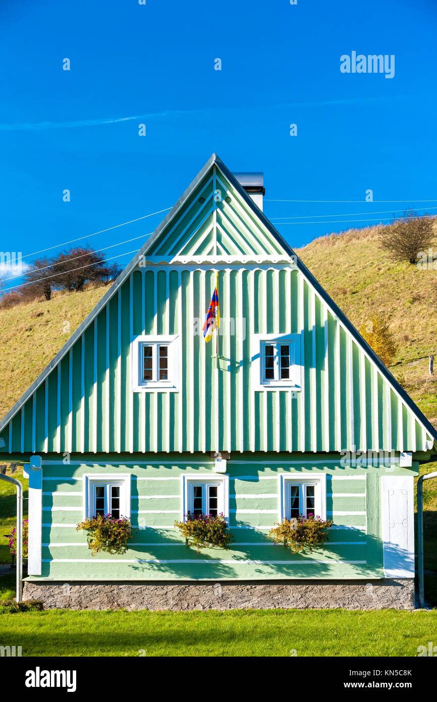 Green cottage hi-res stock photography and images - Alamy