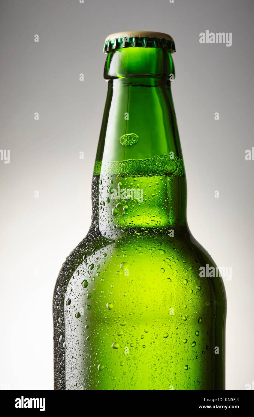 Green bottle of beer close-up Stock Photo - Alamy