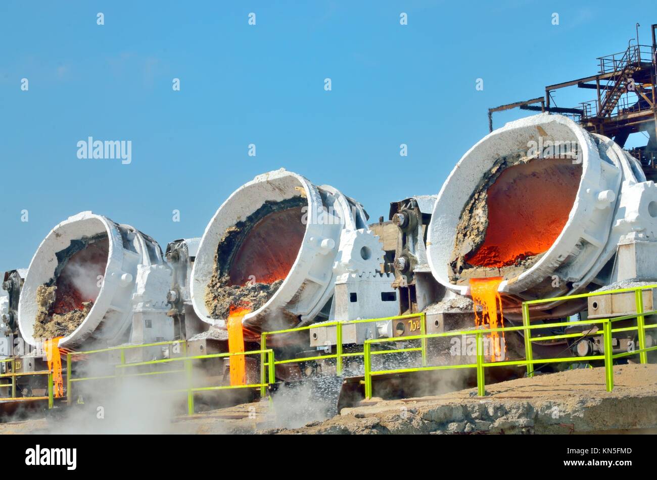 Molten steel bucket hi-res stock photography and images - Alamy