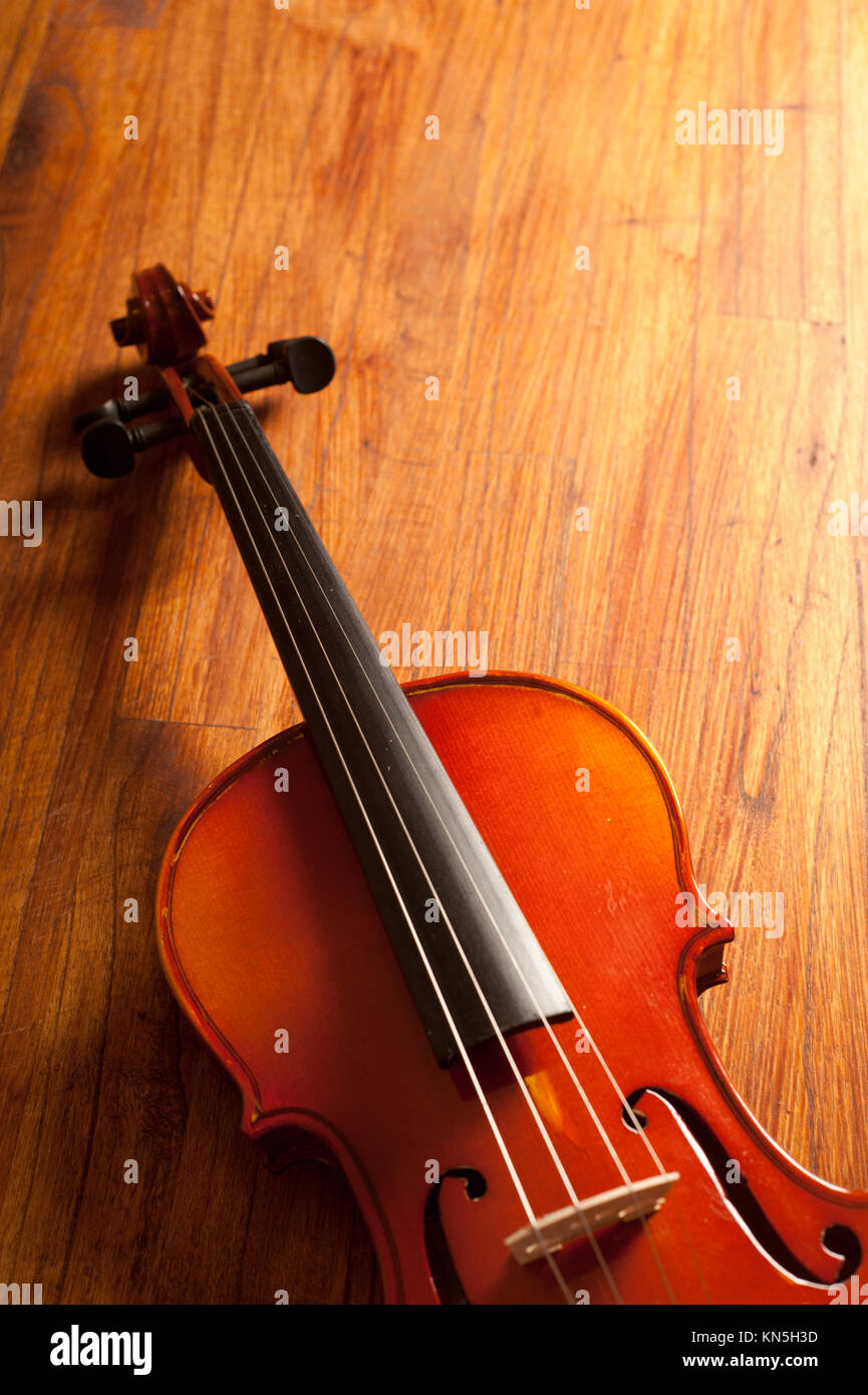 Classic violin hi-res stock photography and images - Alamy