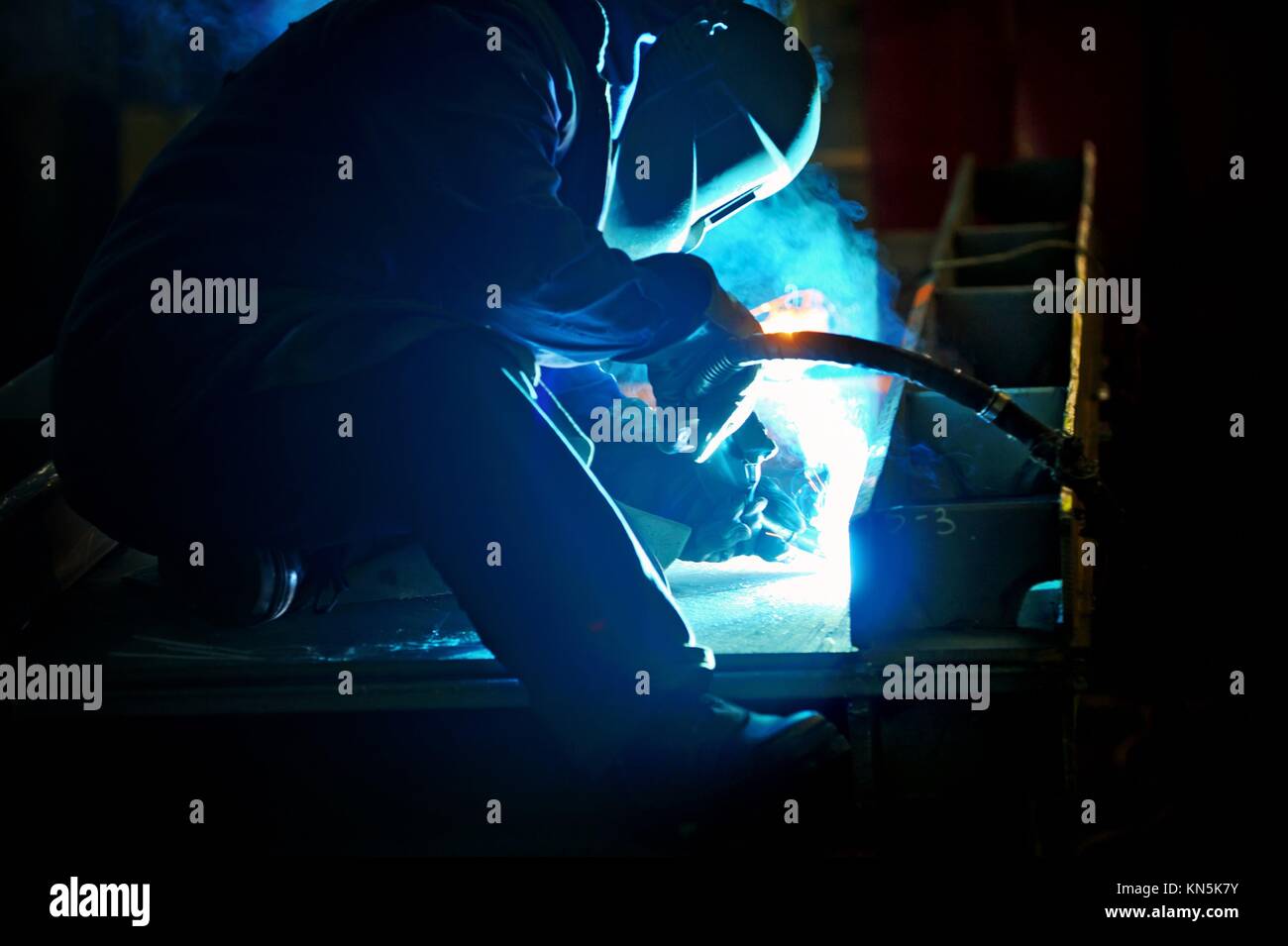 Construction worker mig mag welding hi-res stock photography and images ...