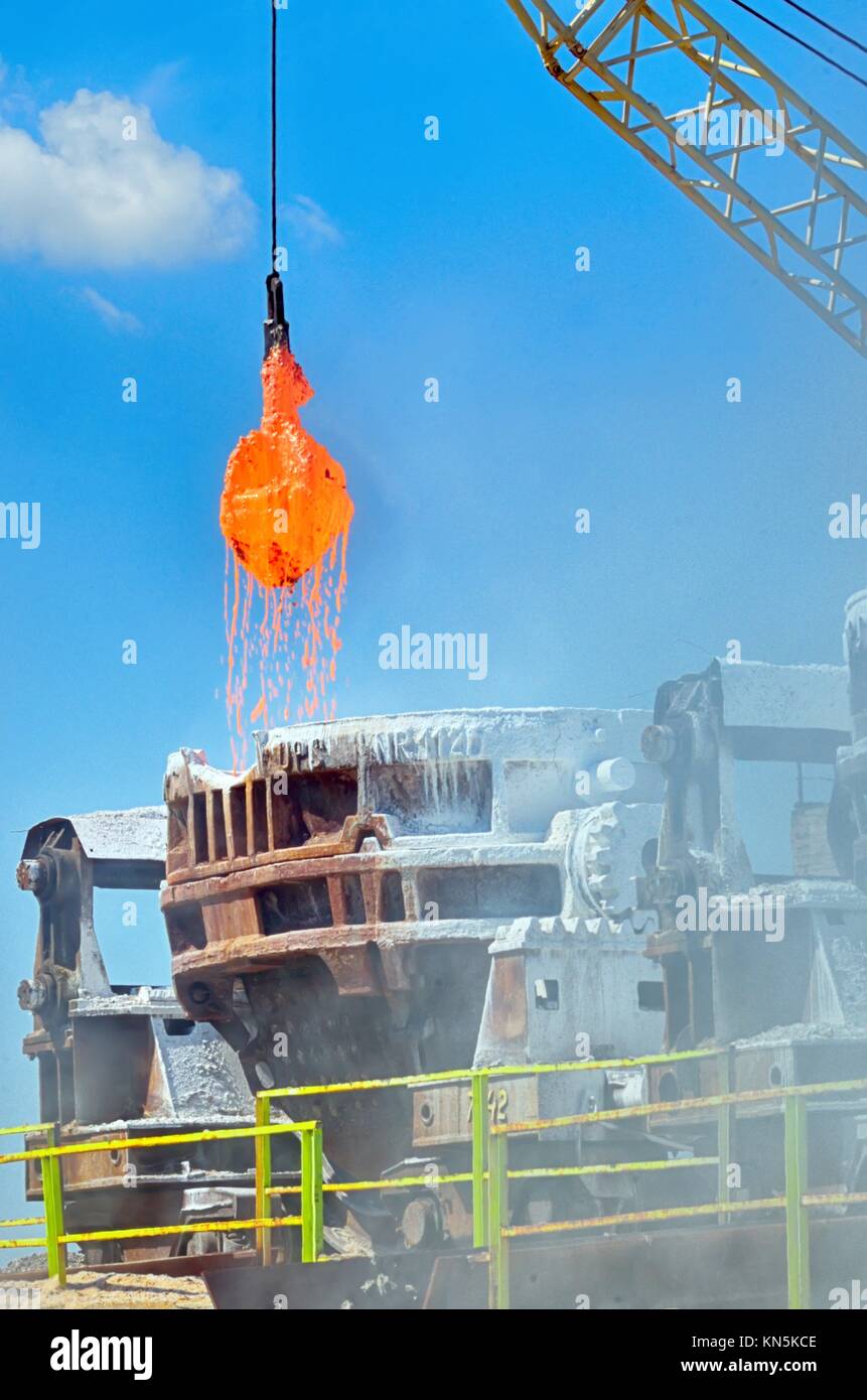 Molten steel bucket hi-res stock photography and images - Alamy