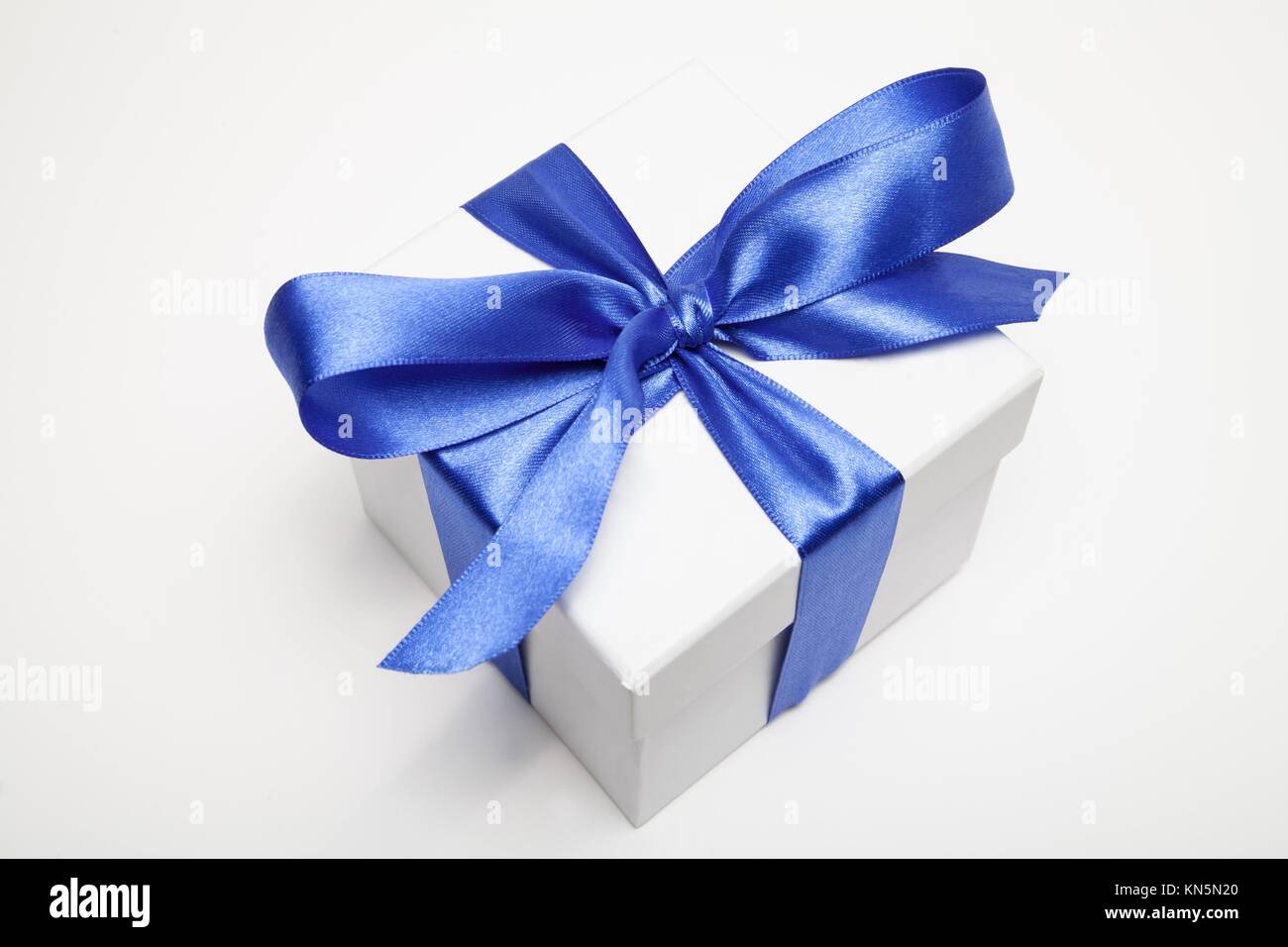 Loop gift hi-res stock photography and images - Alamy
