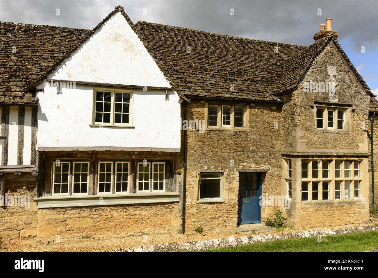 Cottage wiltshire hi-res stock photography and images - Alamy