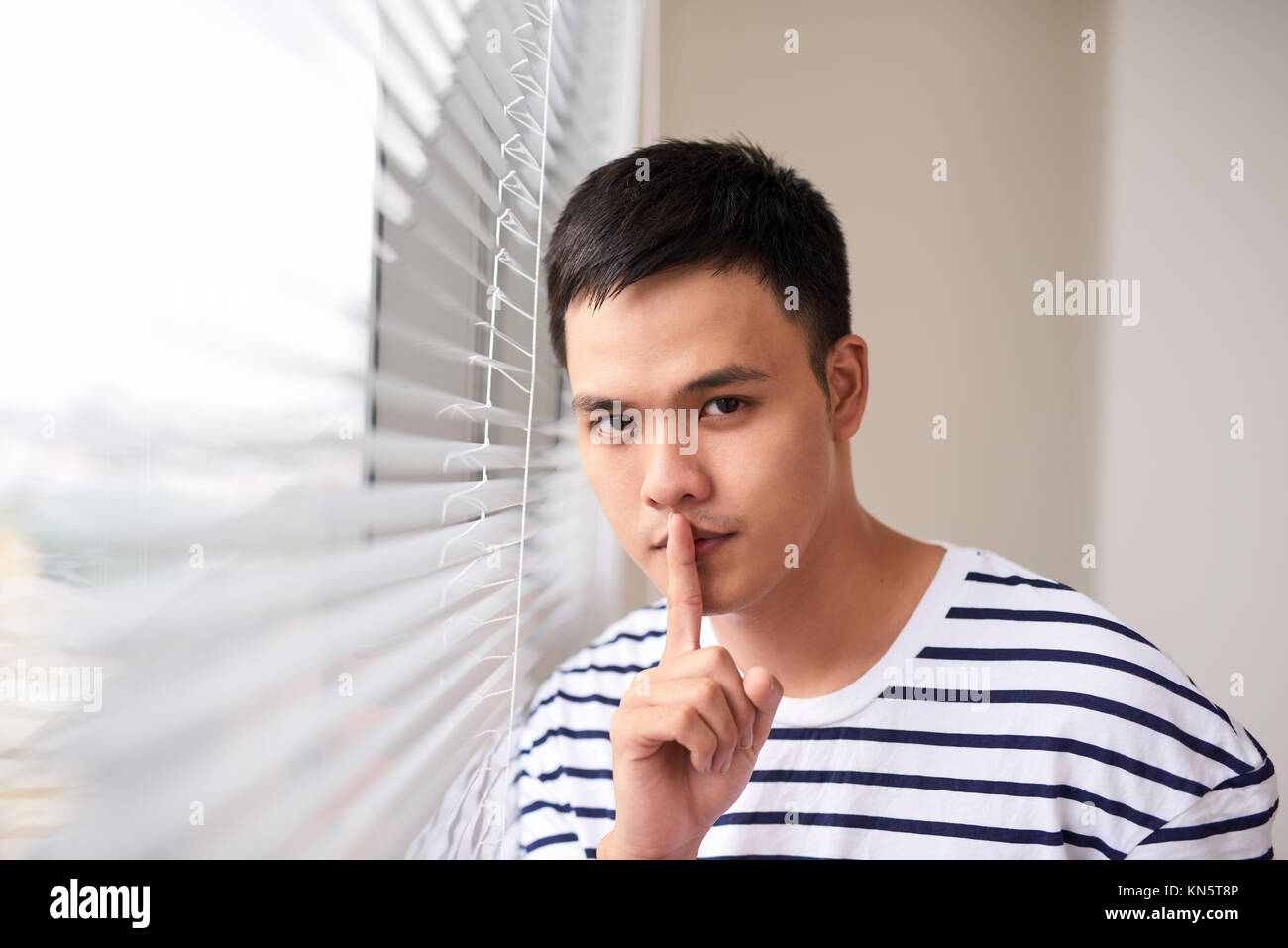 Shh hand hi-res stock photography and images - Alamy