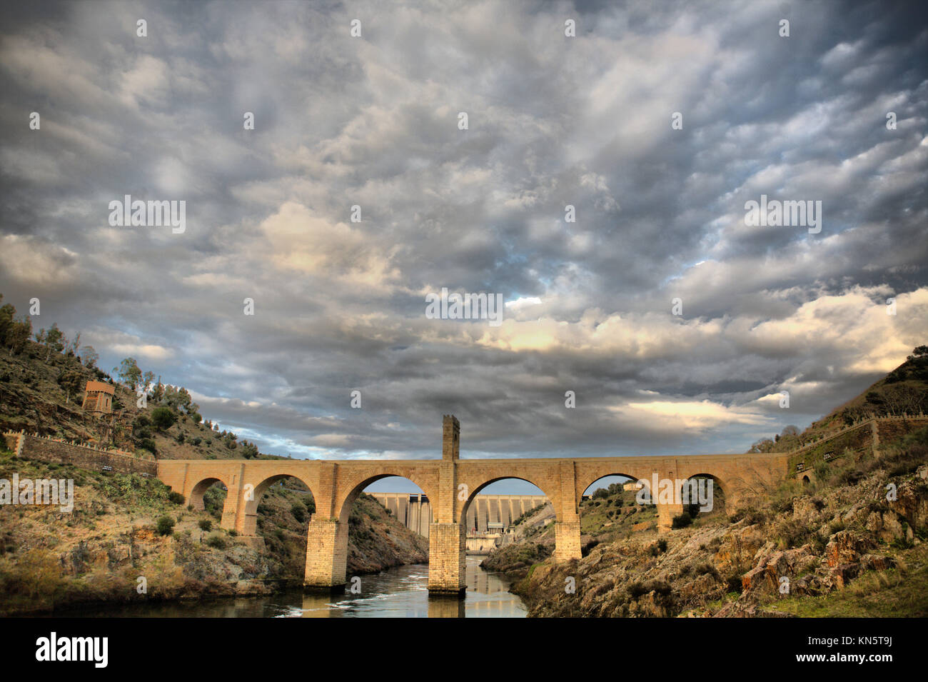 Ancient roman bridge spain hi-res stock photography and images - Alamy