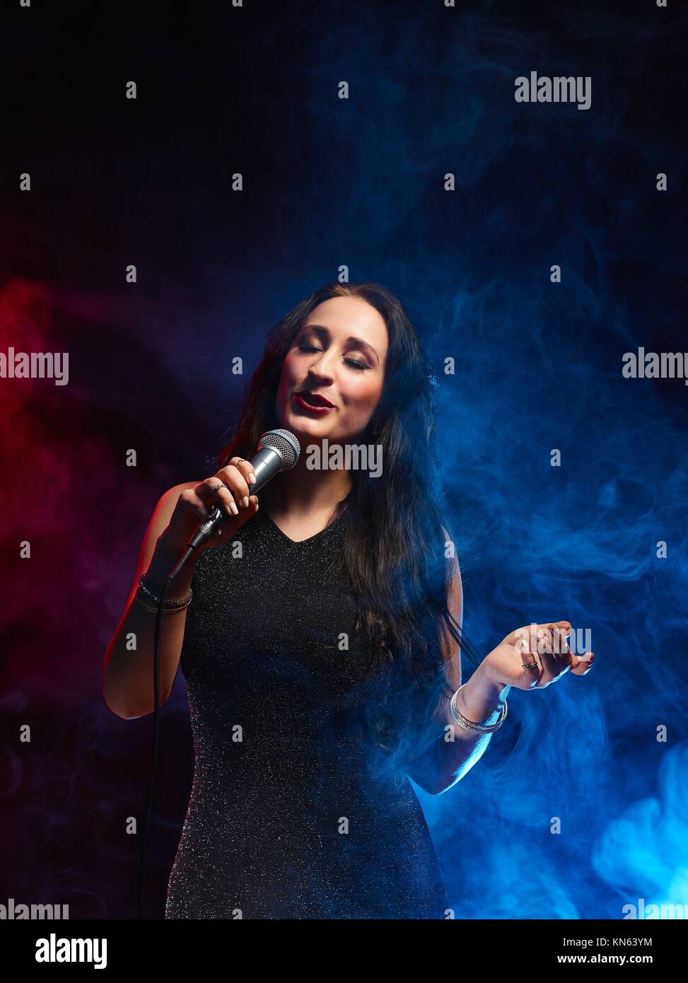 Sing performer vocalist woman hi-res stock photography and images - Alamy