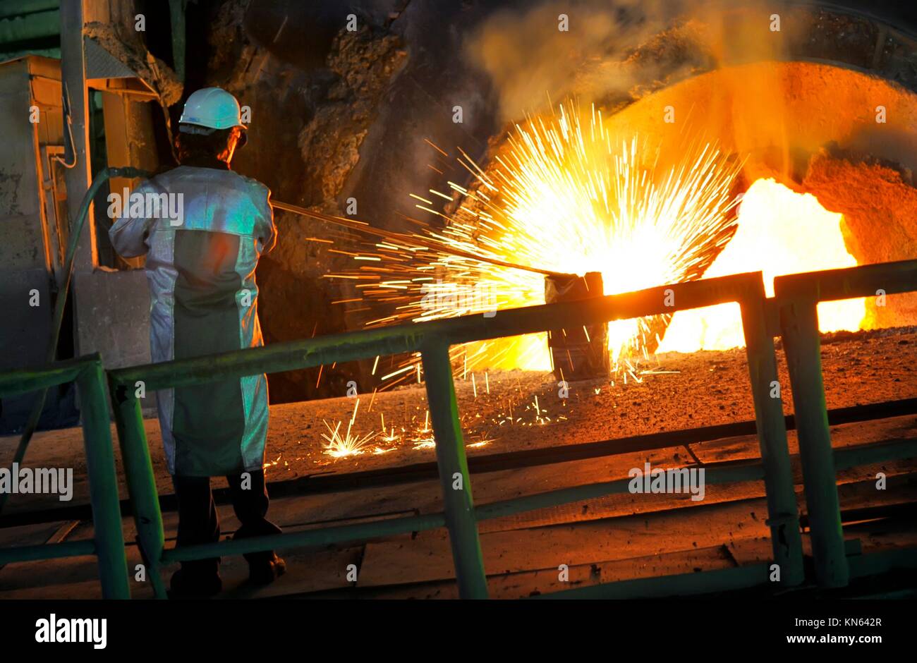 Worker pouring molten iron hi-res stock photography and images - Alamy