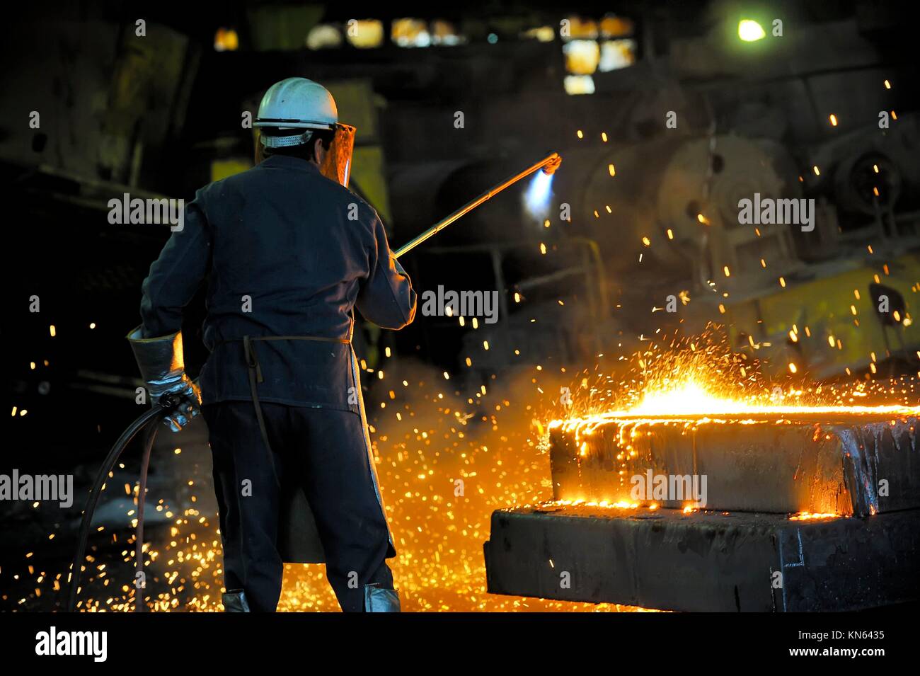 worker using torch cutter Stock Photo - Alamy