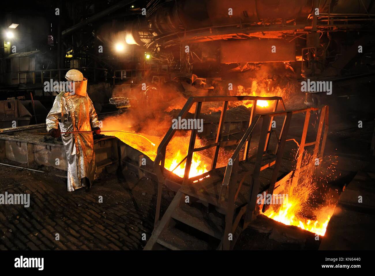 Worker pouring molten iron hi-res stock photography and images - Alamy