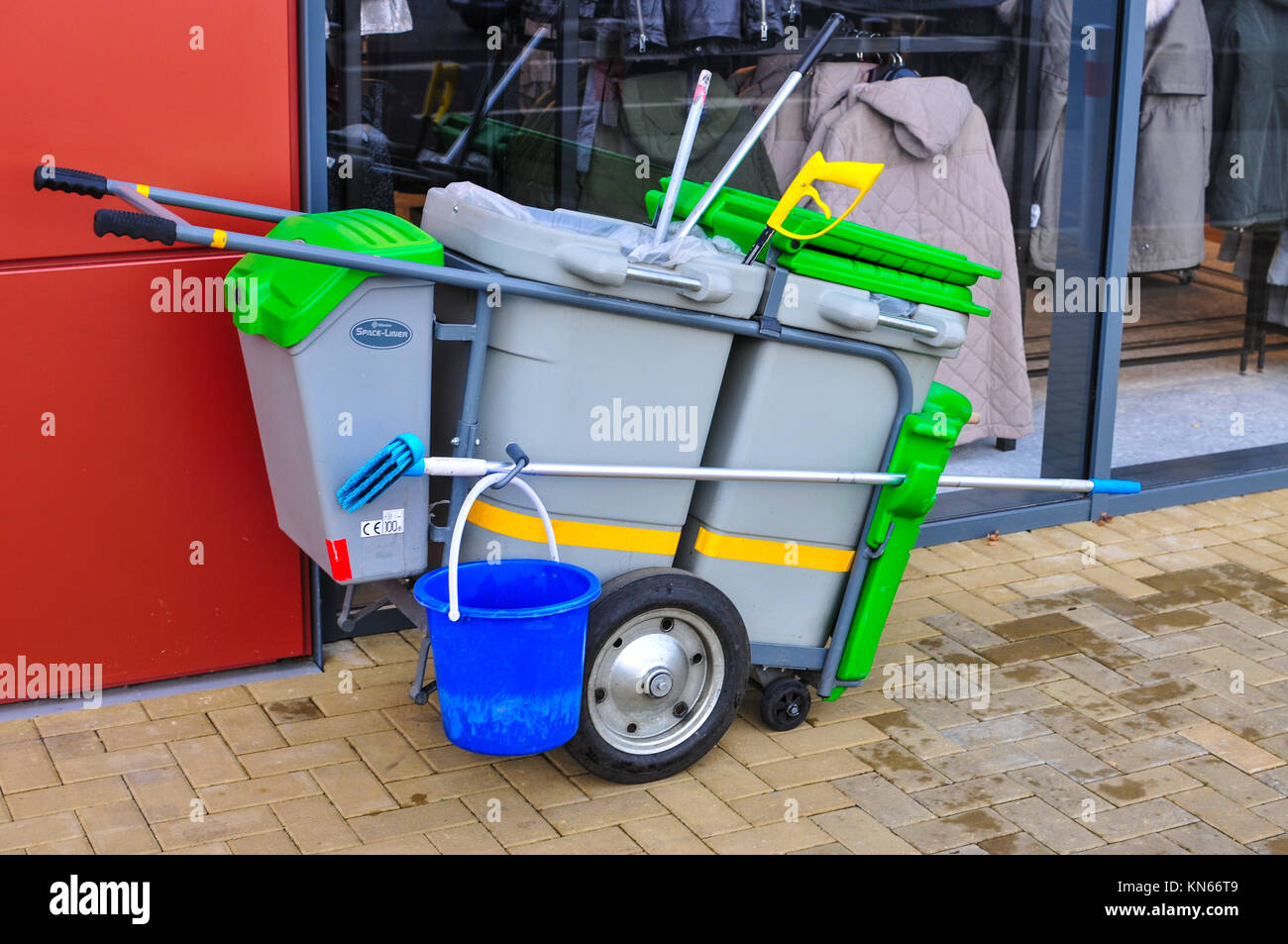 Dust cart hi-res stock photography and images - Alamy