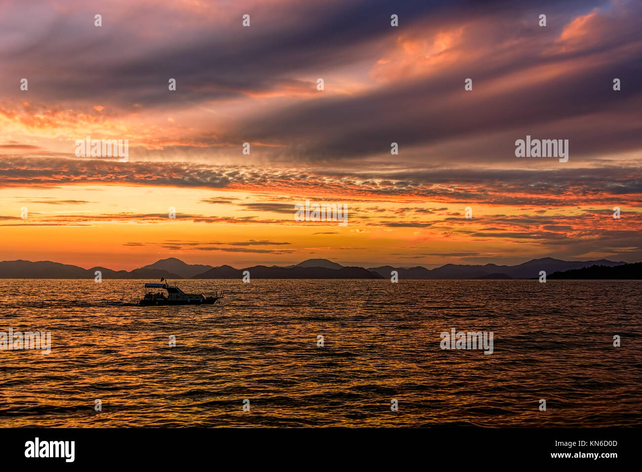 Golden light on clouds hi-res stock photography and images - Alamy