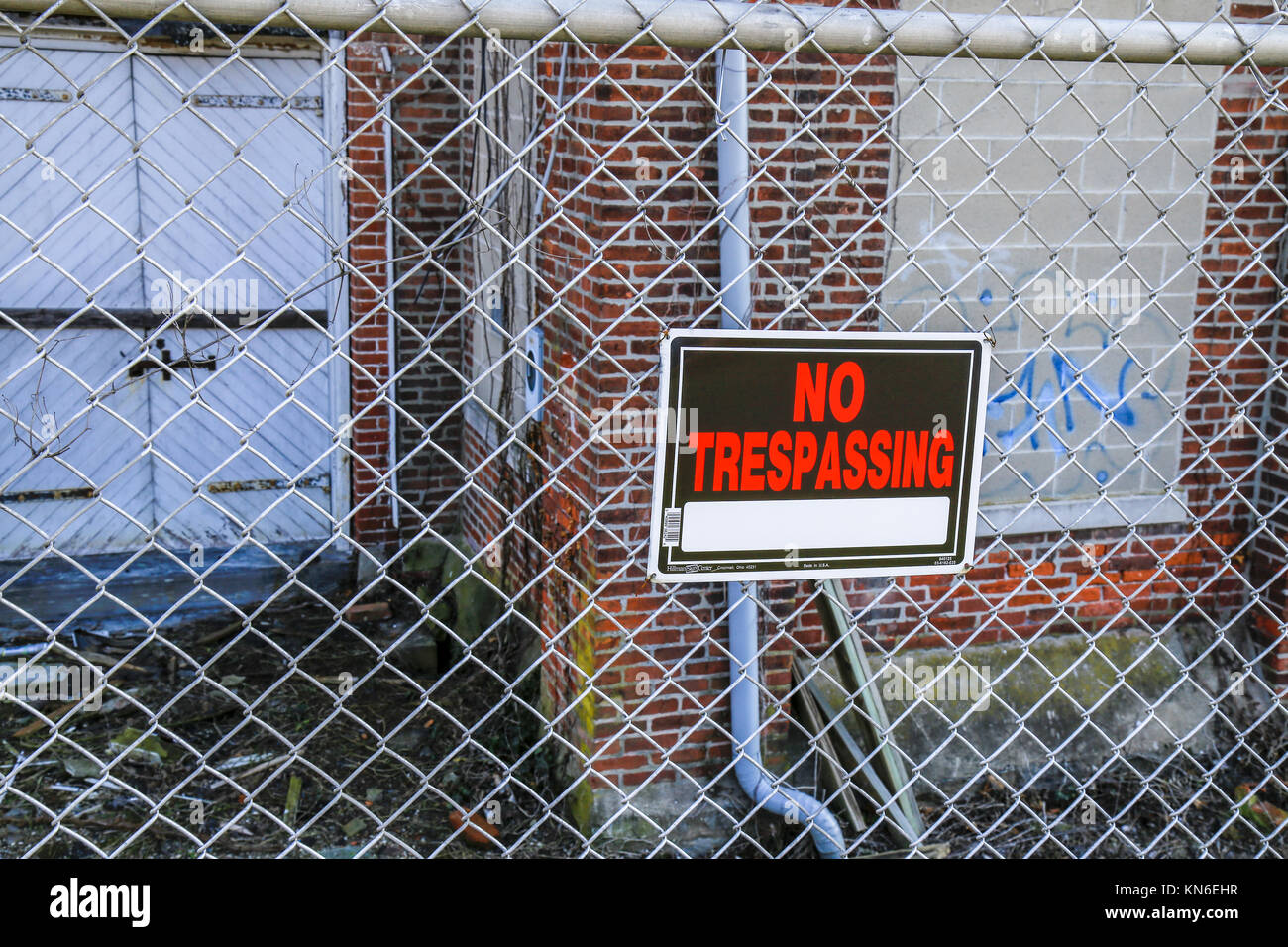 Broken chain link fence hi-res stock photography and images - Alamy