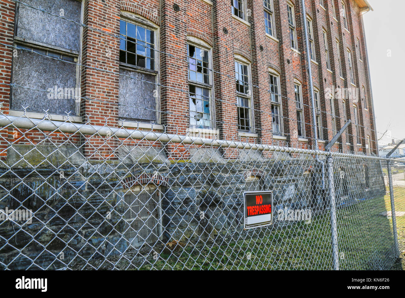 Broken Windows at Blighted Factory Building Stock Photo - Alamy