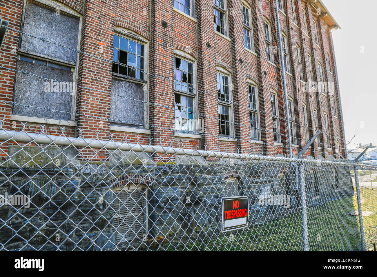 Broken Windows at Blighted Factory Building Stock Photo - Alamy