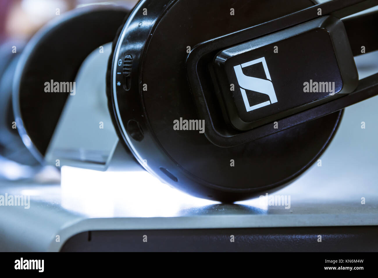 Sennheiser Headphone Logo Electronics New Products Display Demo ...