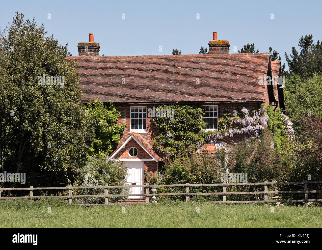 English cottage field hi-res stock photography and images - Alamy