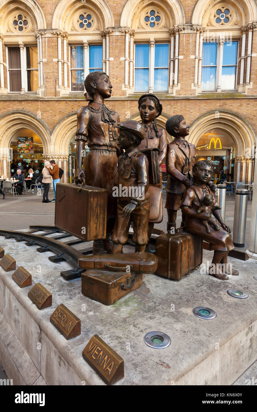 Kindertransport statue hi-res stock photography and images - Alamy