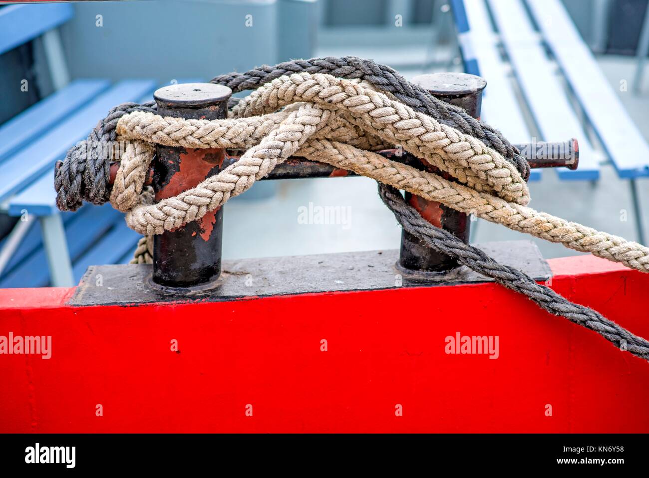 Boat mooring cleat hi-res stock photography and images - Alamy