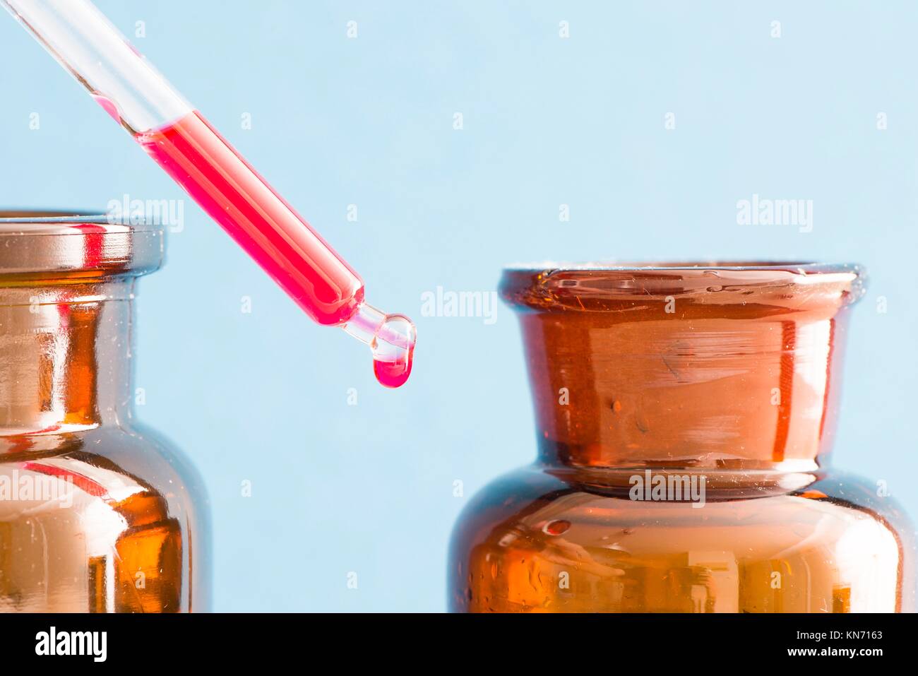 Pipette bottles hi-res stock photography and images - Alamy