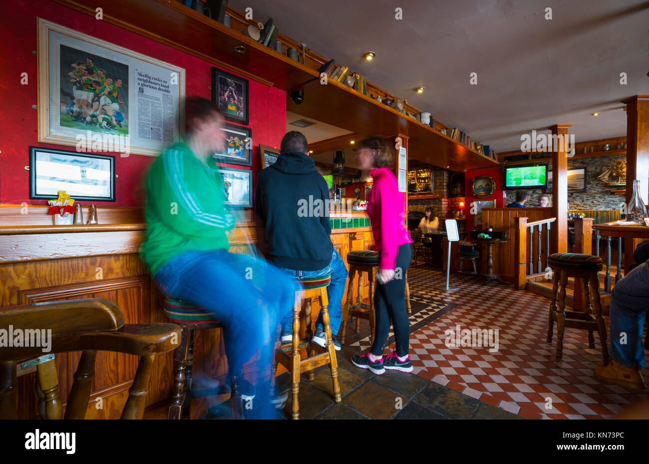 Bridge Bar, Portmagee Harbour, Ring of Kerry, County Kerry, Ireland ...