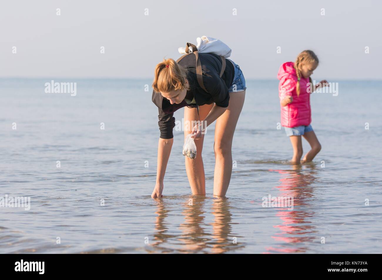 Child collecting shells hi-res stock photography and images - Alamy