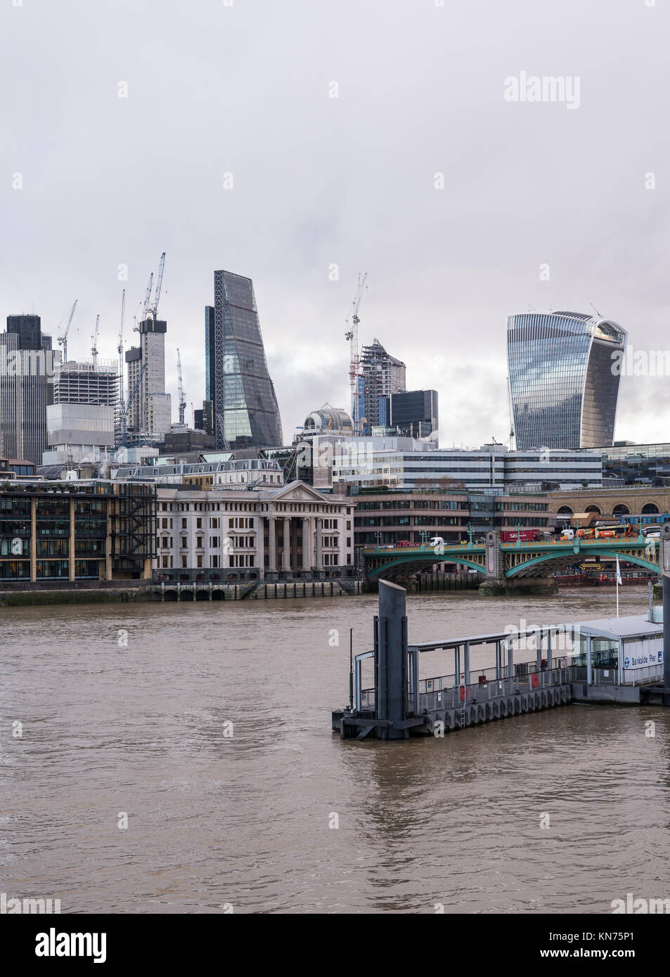 Jetty across river tower of london hi-res stock photography and images ...
