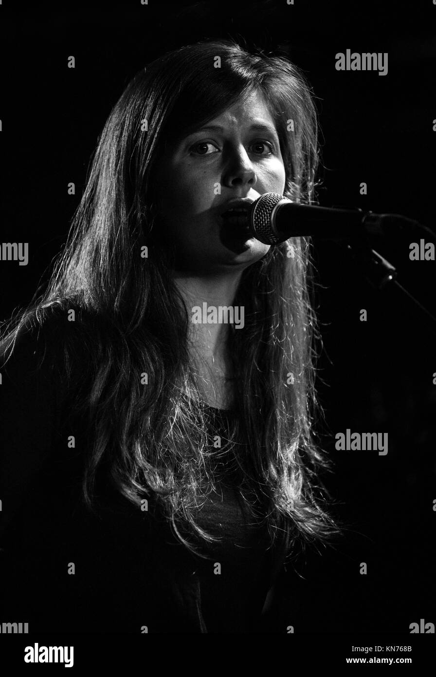 Long haired female singer hi-res stock photography and images - Alamy