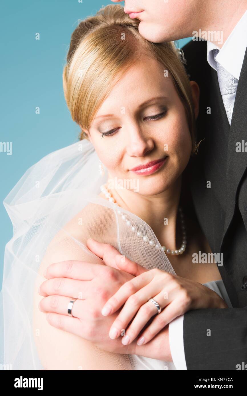 Beth behrs smile hi-res stock photography and images - Alamy