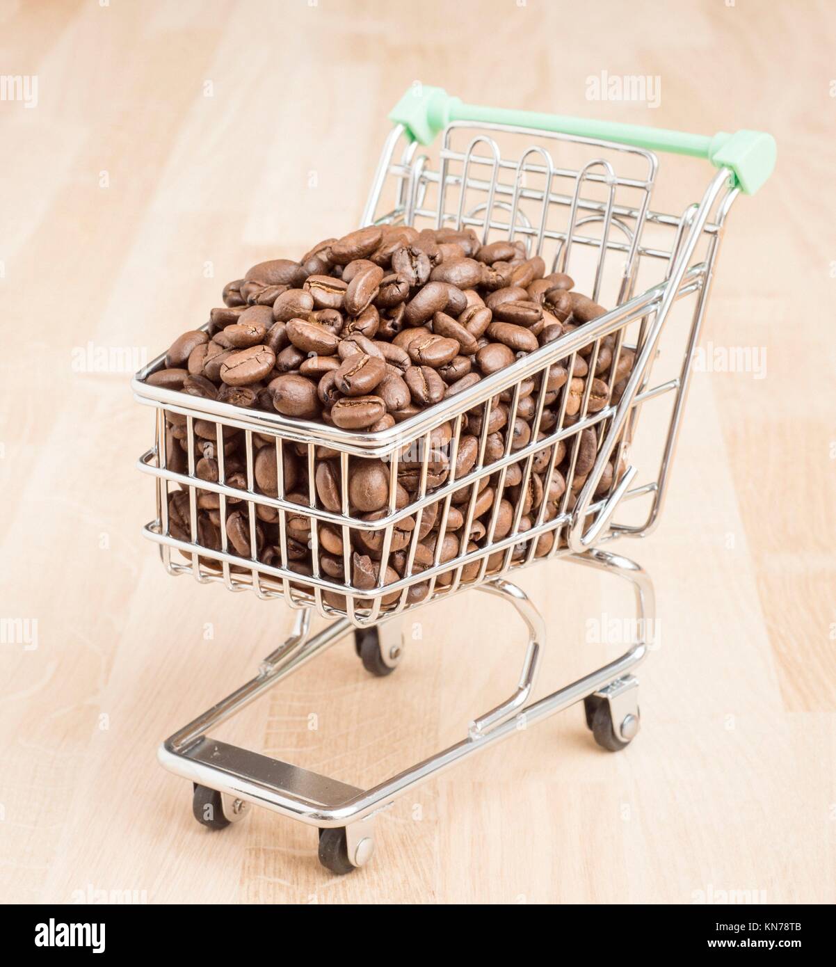 Shopping trolley full of food hi-res stock photography and images - Alamy