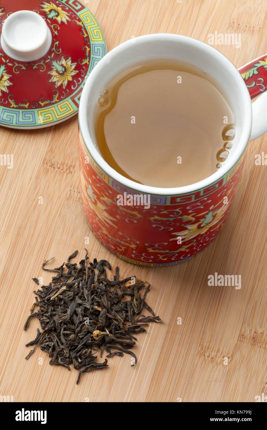 Cup of hot chinese green tea Stock Photo - Alamy