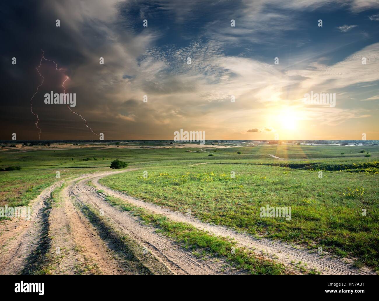 Lightning storm sky field hi-res stock photography and images - Alamy