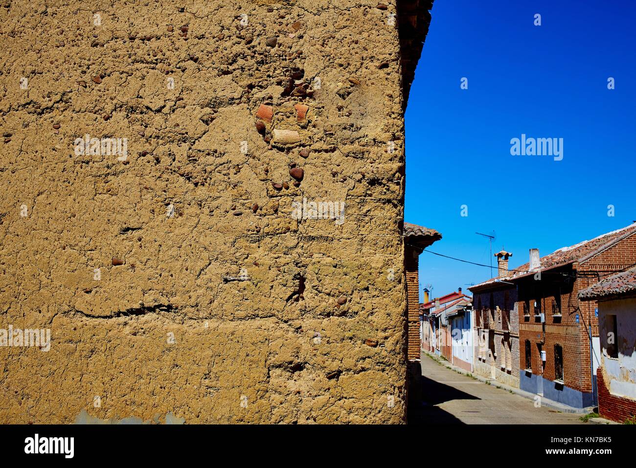 Spanish adobe structure hi-res stock photography and images - Alamy