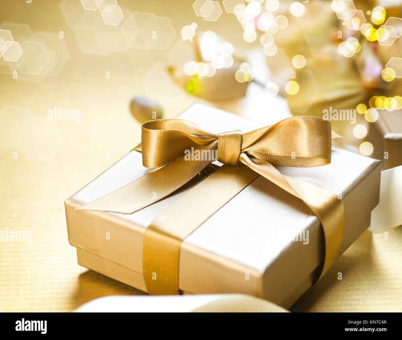 Lindo regalo hi-res stock photography and images - Alamy