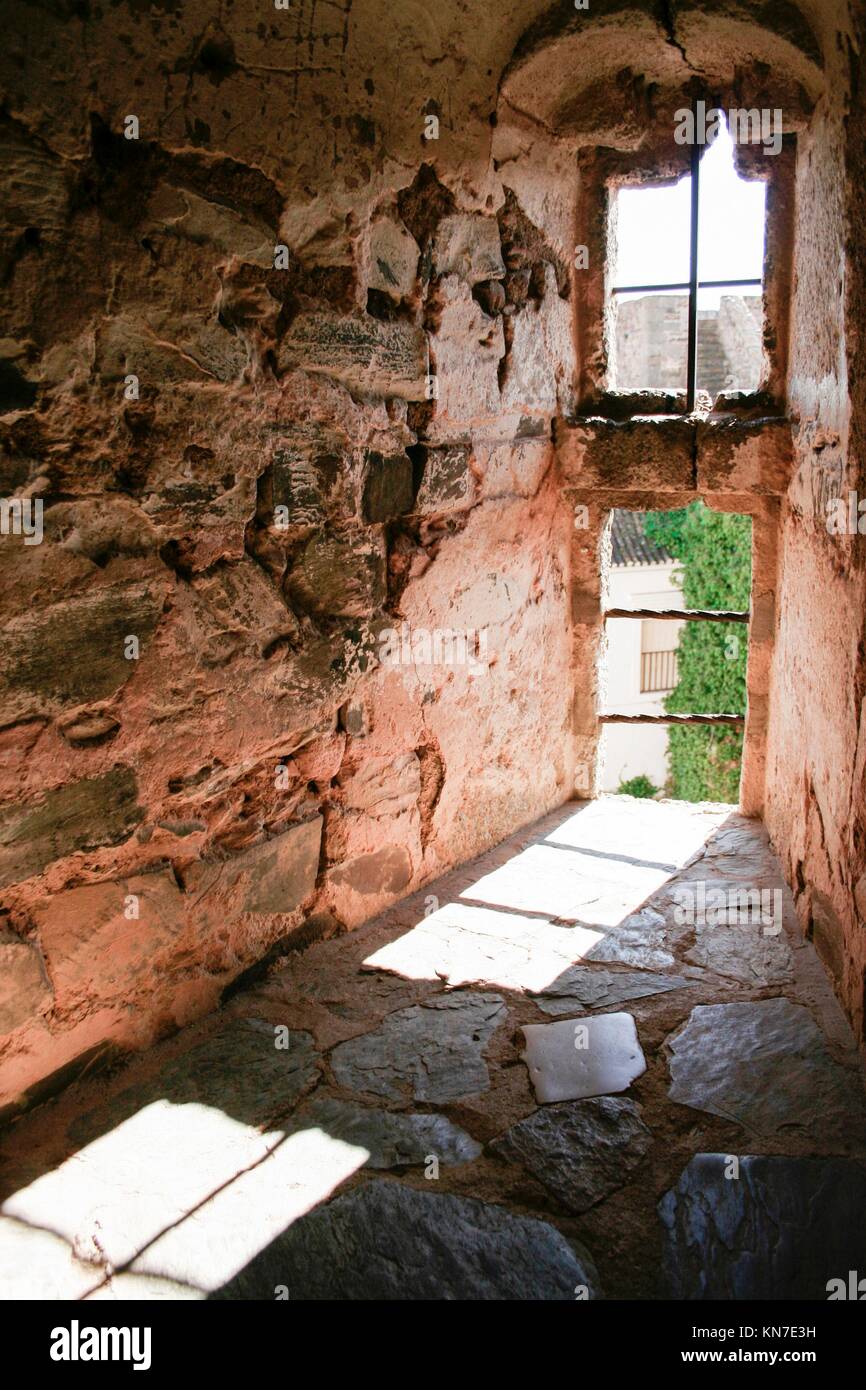 Castle wall window hi-res stock photography and images - Alamy