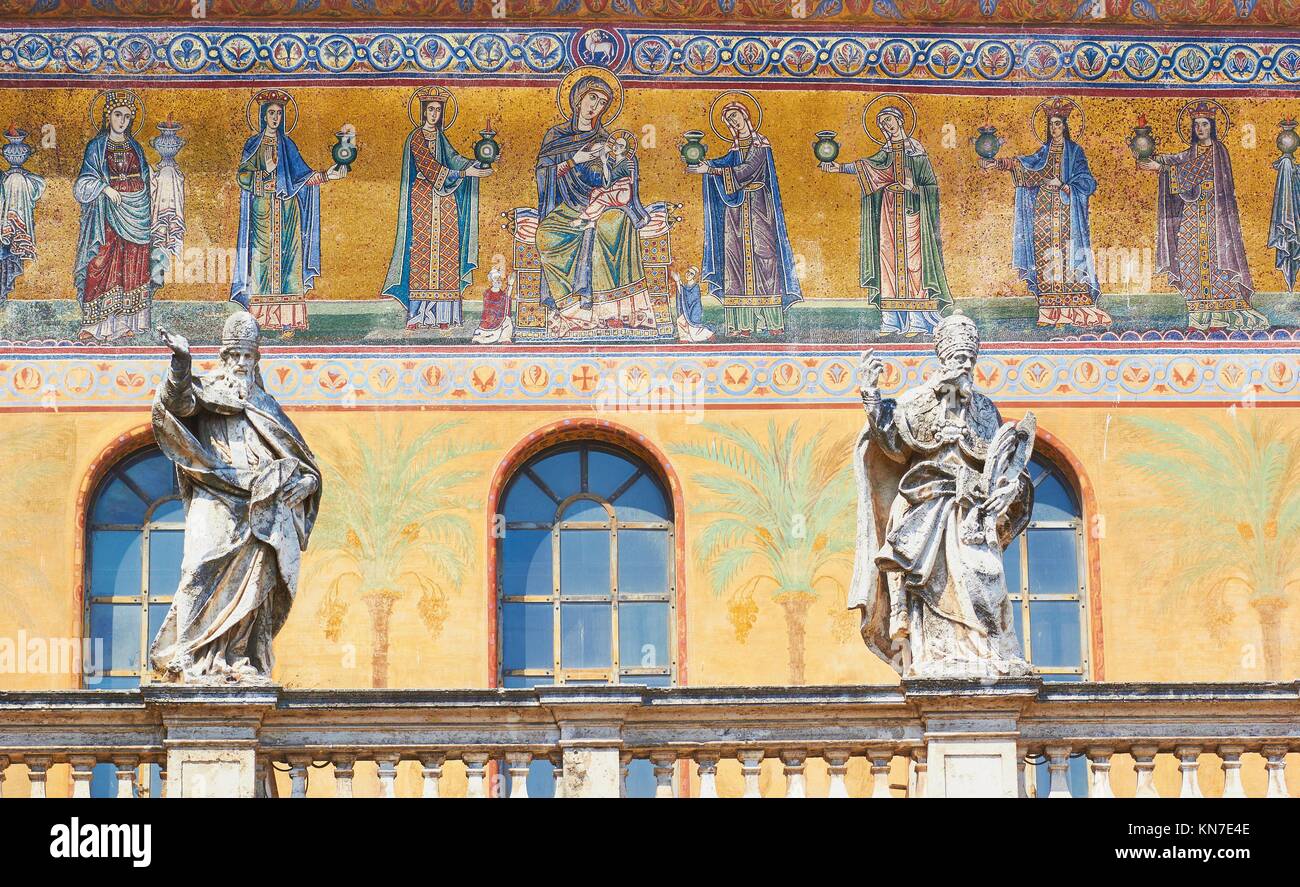 Mosaic santa maria trastevere facade hi-res stock photography and images - Alamy