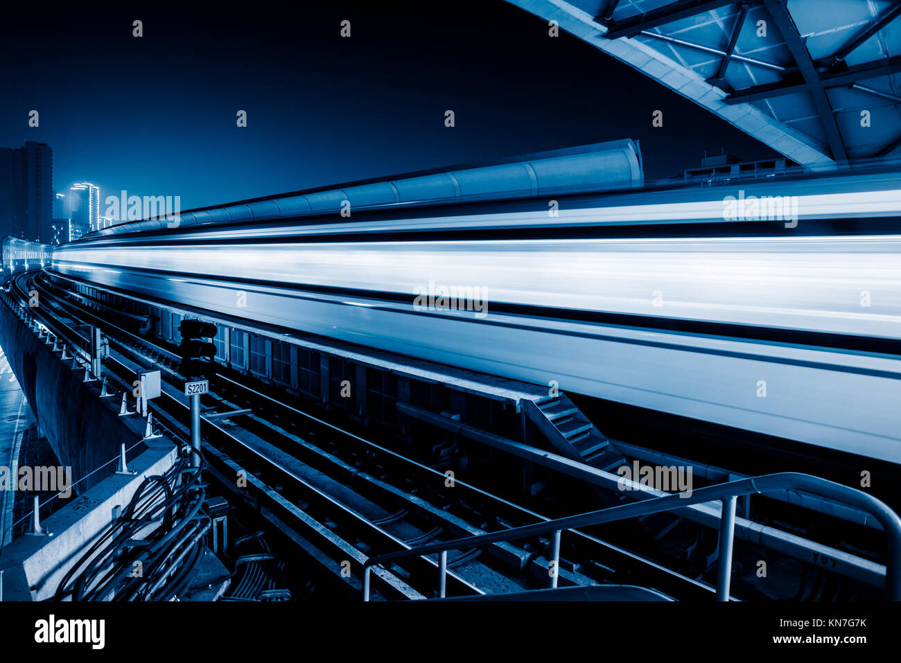 Empty railroad platform hi-res stock photography and images - Alamy