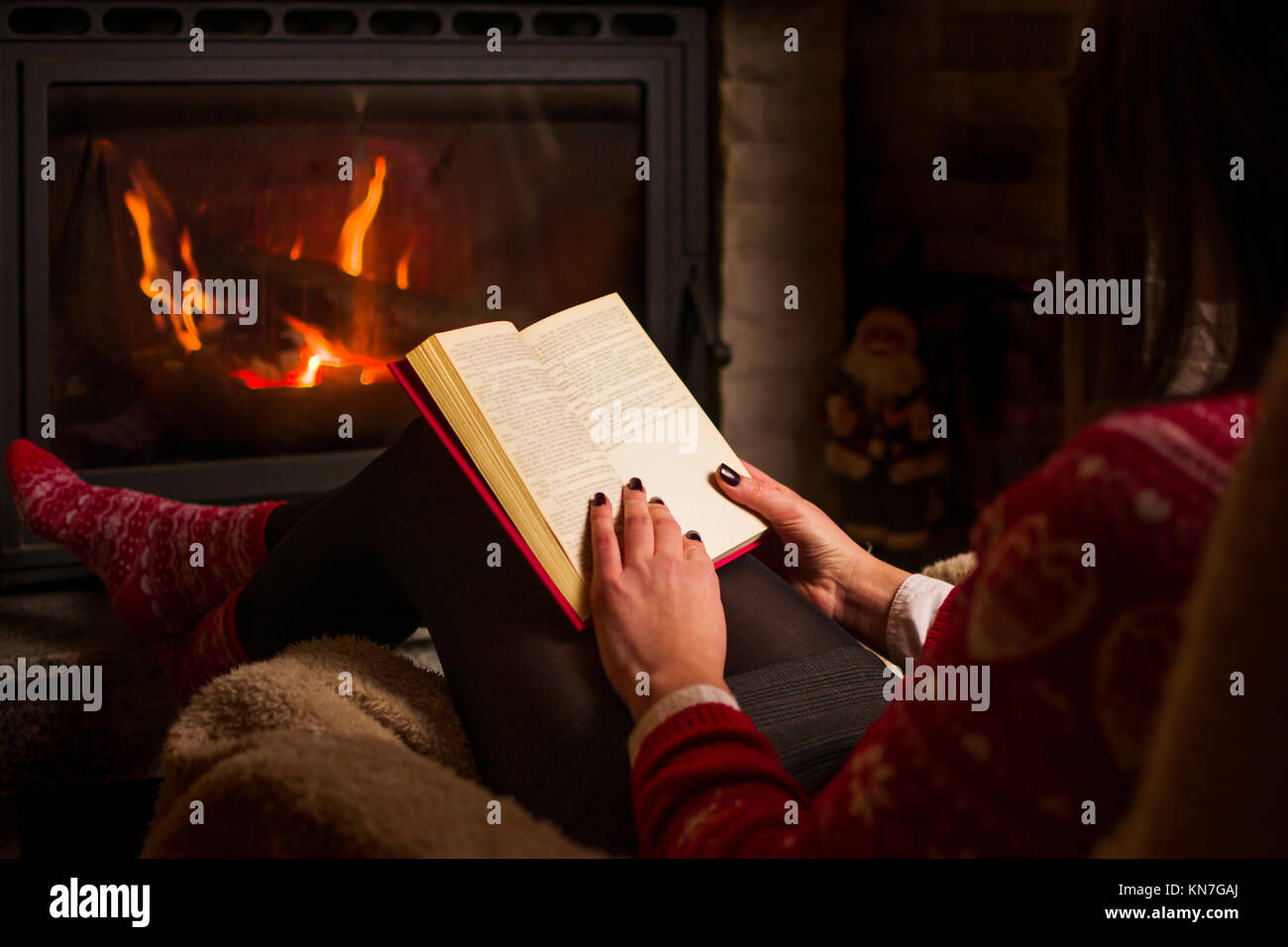 Female reading hi-res stock photography and images - Alamy