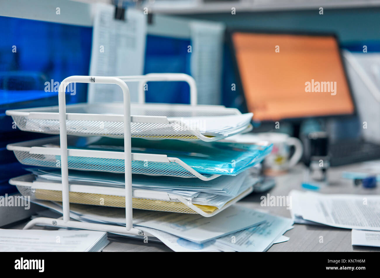 Unorganized office hi-res stock photography and images - Alamy