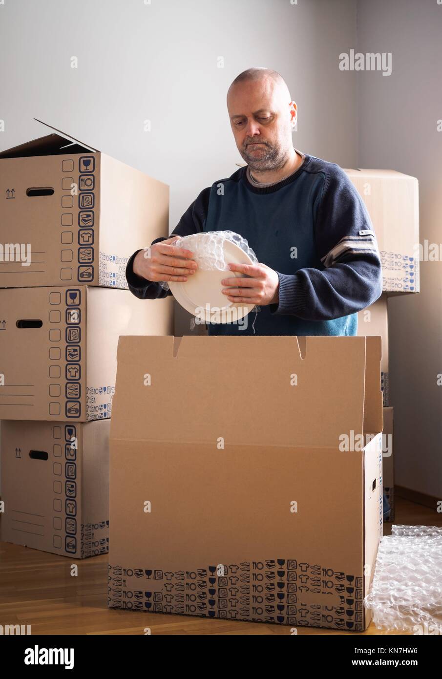 Man moving house hi-res stock photography and images - Alamy