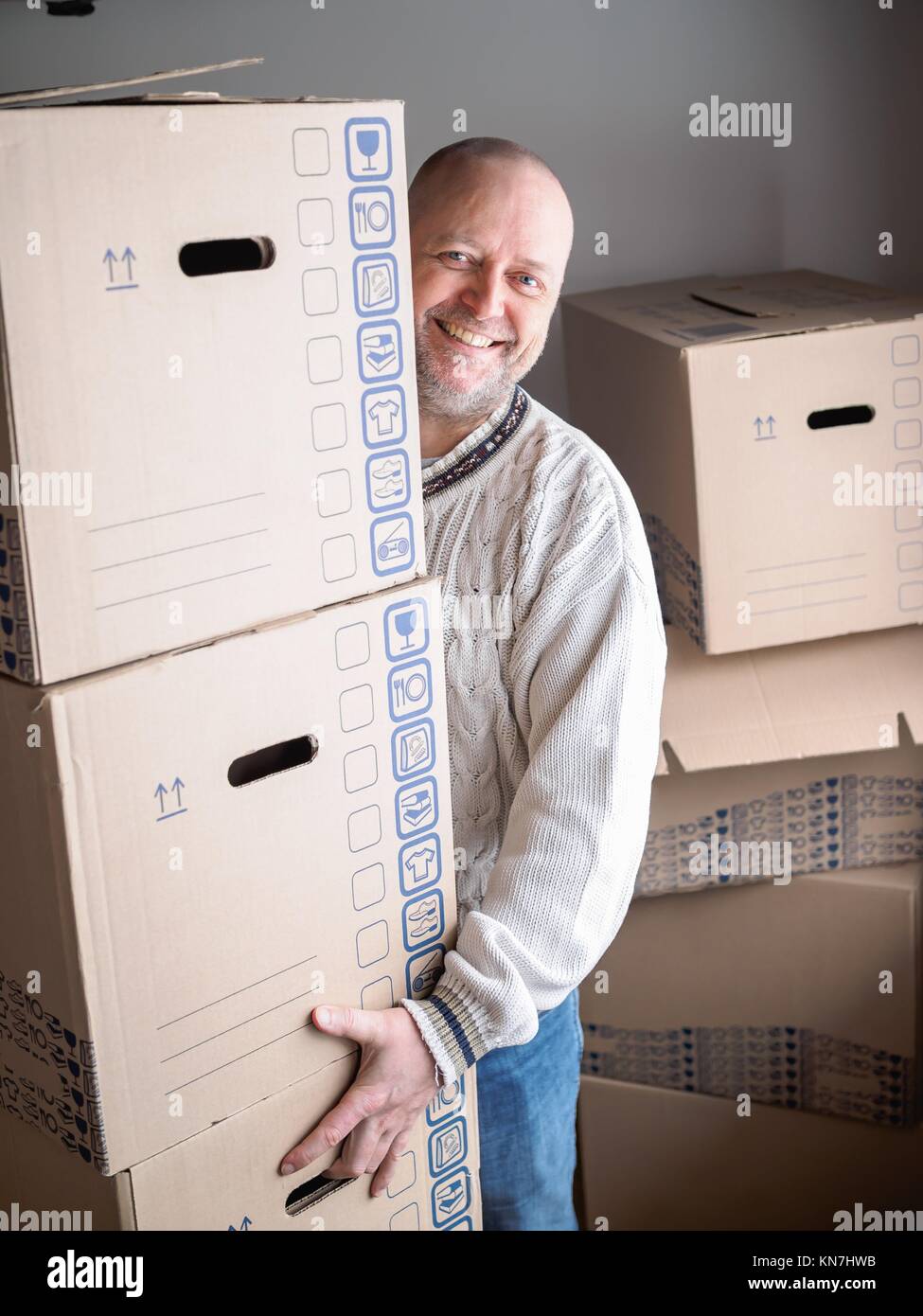 Moving house man boxes hi-res stock photography and images - Alamy