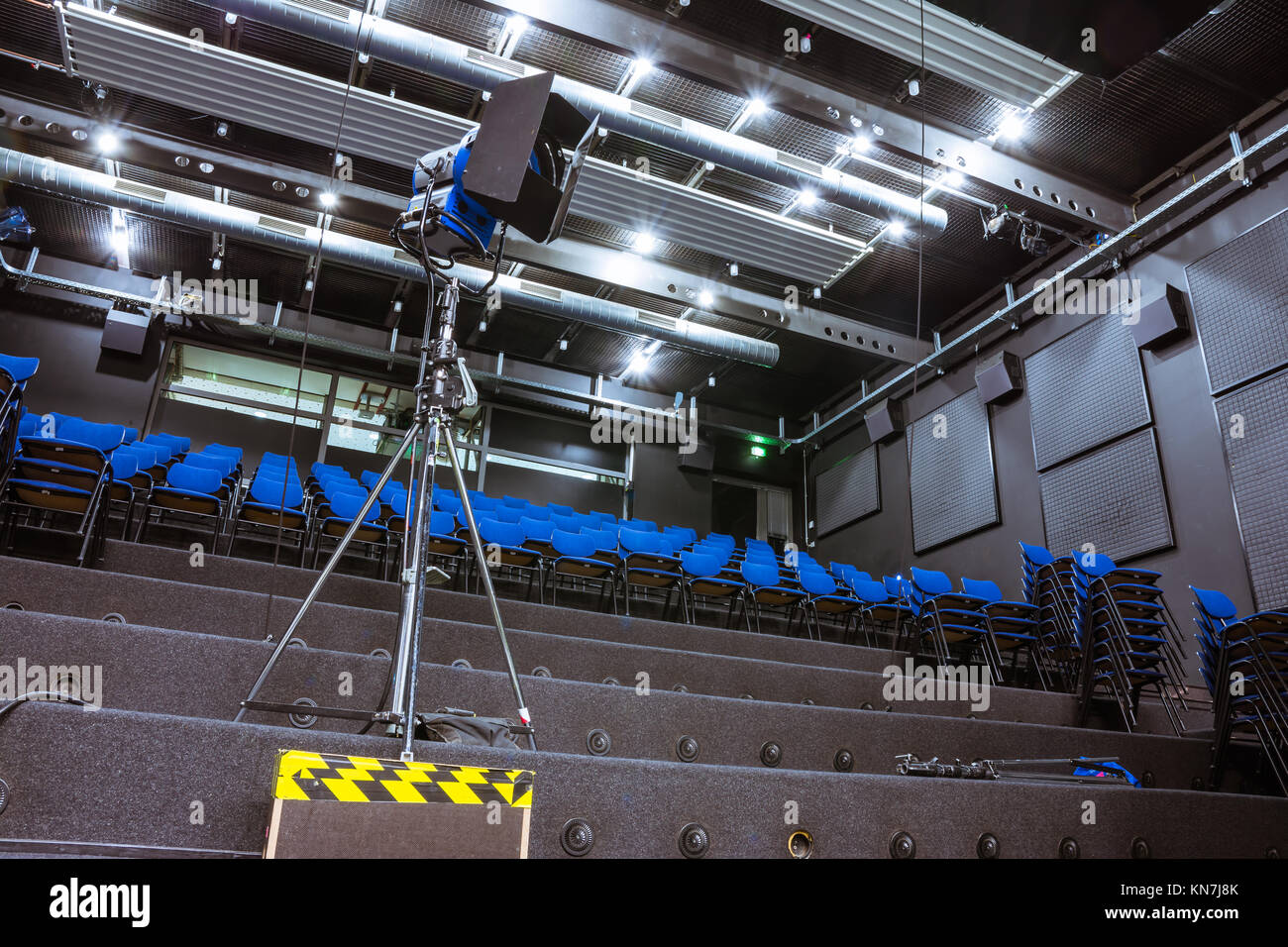 Empty tv studio green screen hi-res stock photography and images - Alamy